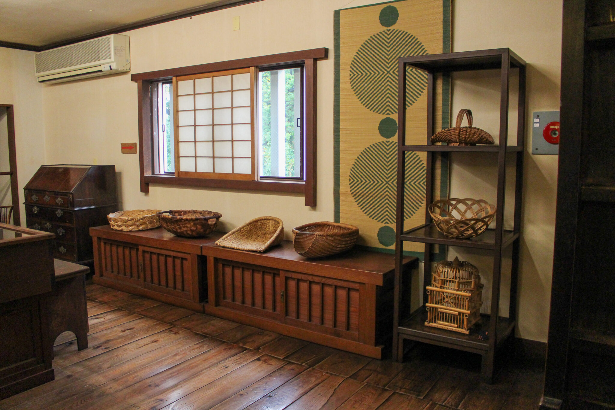 Tour of the Kurashiki Museum of Folkcraft by the owner of a long ...